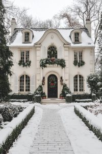 34 Winter House Exteriors That Capture the Beauty of the Season