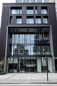 19 Glass Facade Building Designs That Reflect Modern Elegance