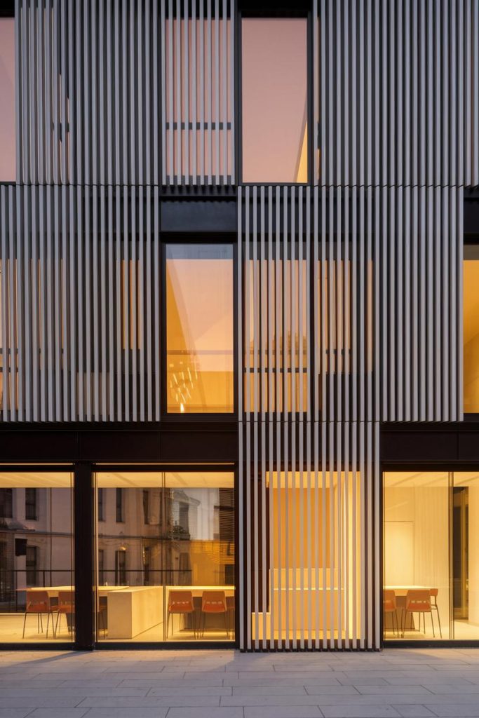 19 Glass Facade Building Designs That Reflect Modern Elegance