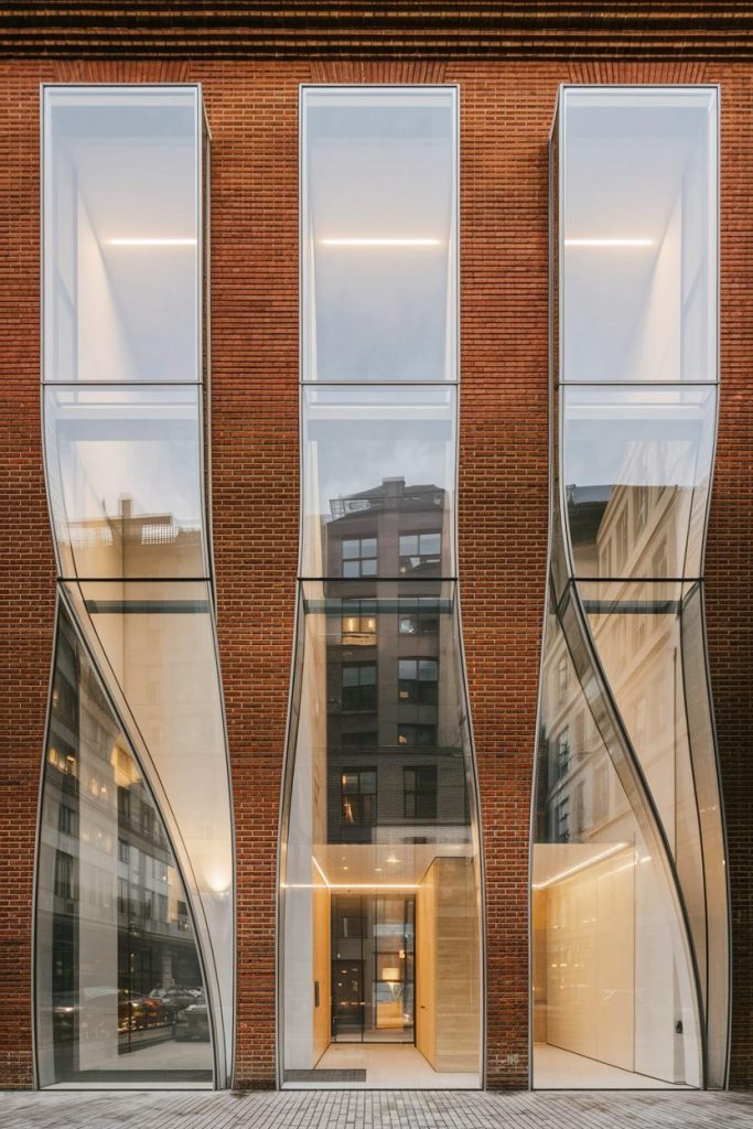 19 Glass Facade Building Designs That Reflect Modern Elegance
