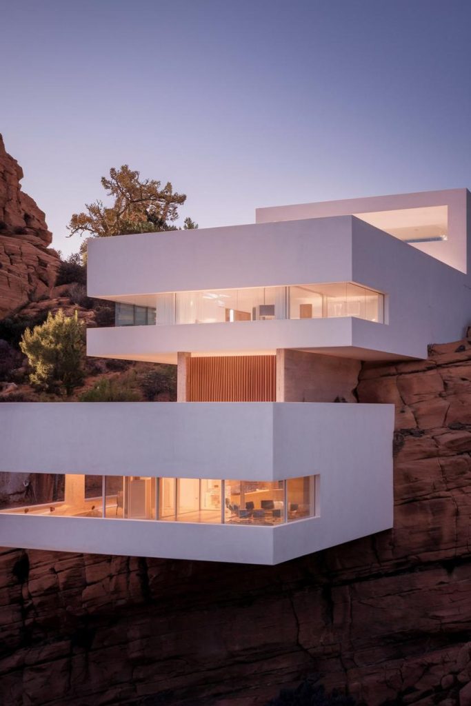 16 Cliff Villas for Bold Design and Endless Horizons