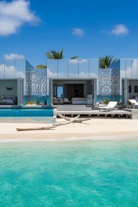 18 House Designs With Mirror Siding That Disappear in Plain Sight