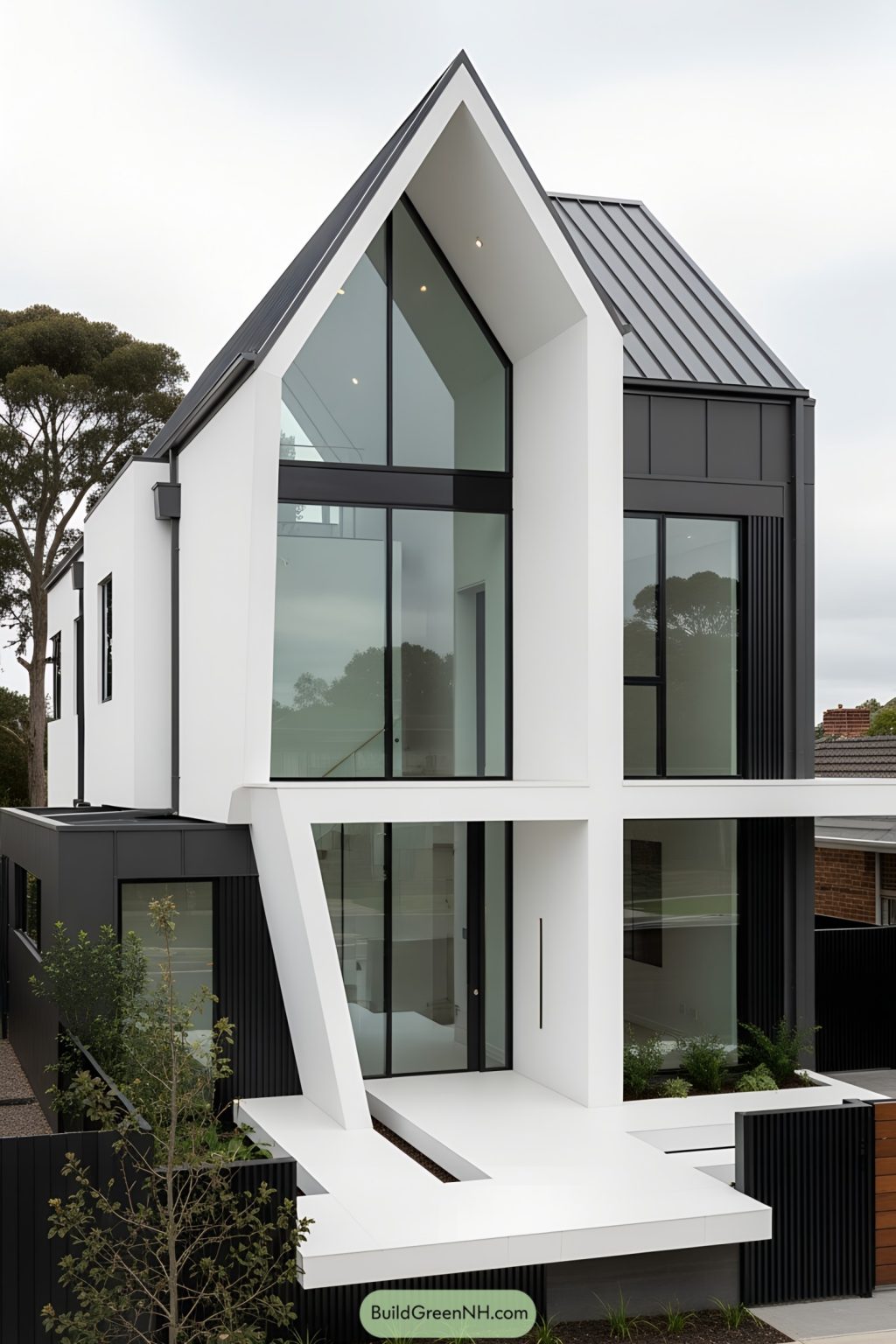 25 Modern Houses With White Terraces That Shine Like Clouds
