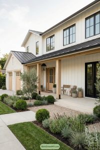 19 Houses with Front Courtyards That Know How to Welcome