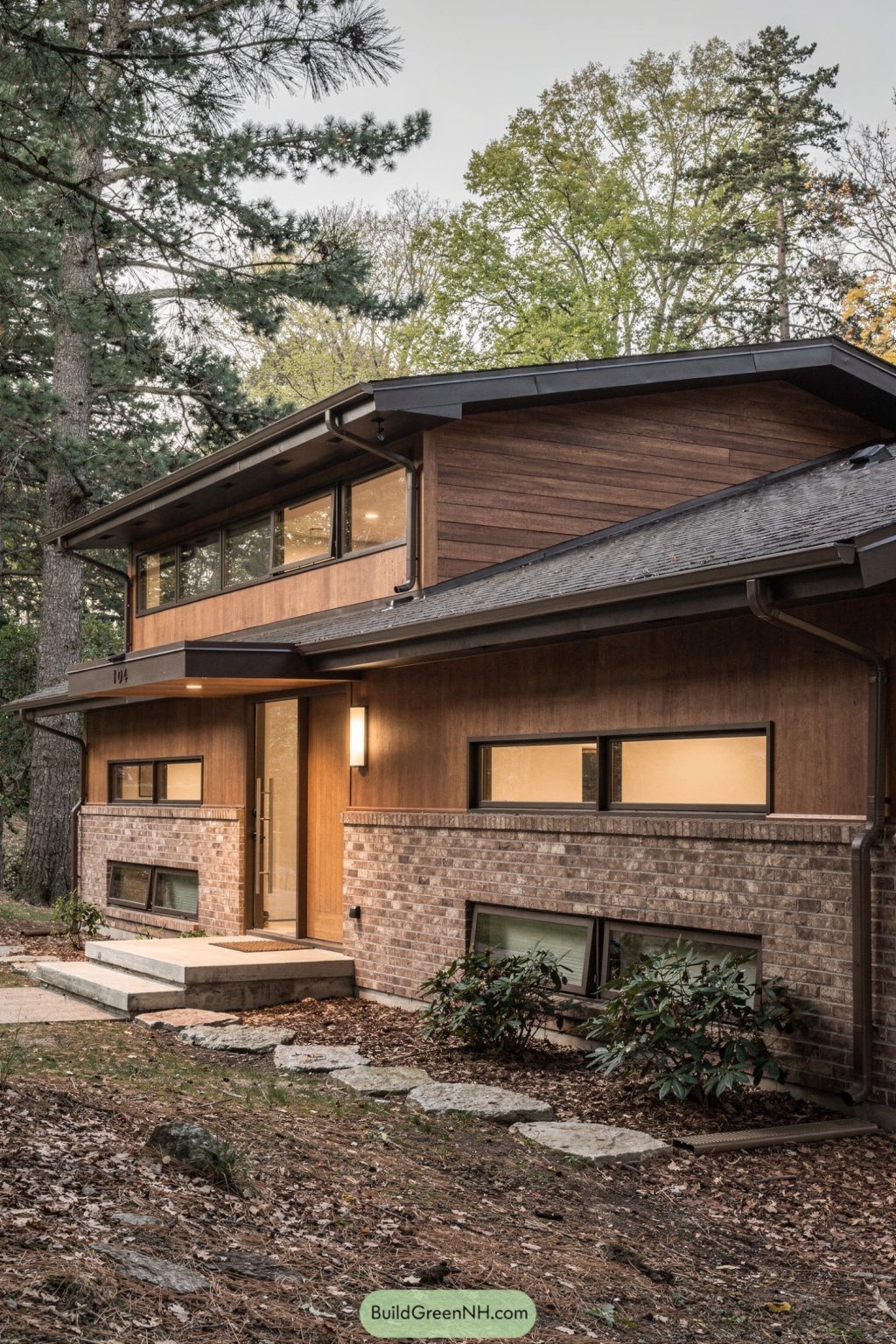 22 Cozy Houses with Cedar Siding That Embrace Natural Beauty