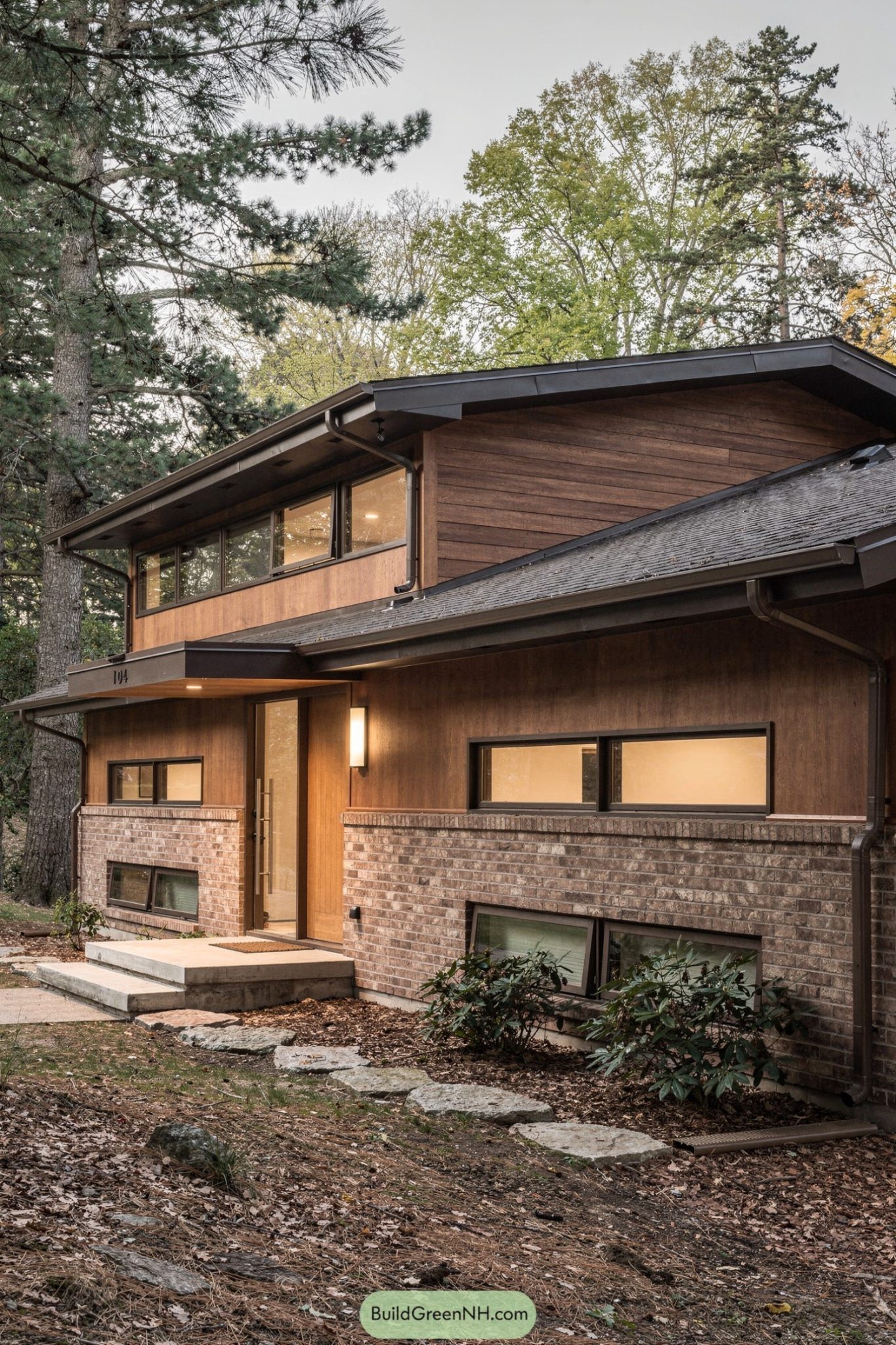 22 Cozy Houses with Cedar Siding That Embrace Natural Beauty
